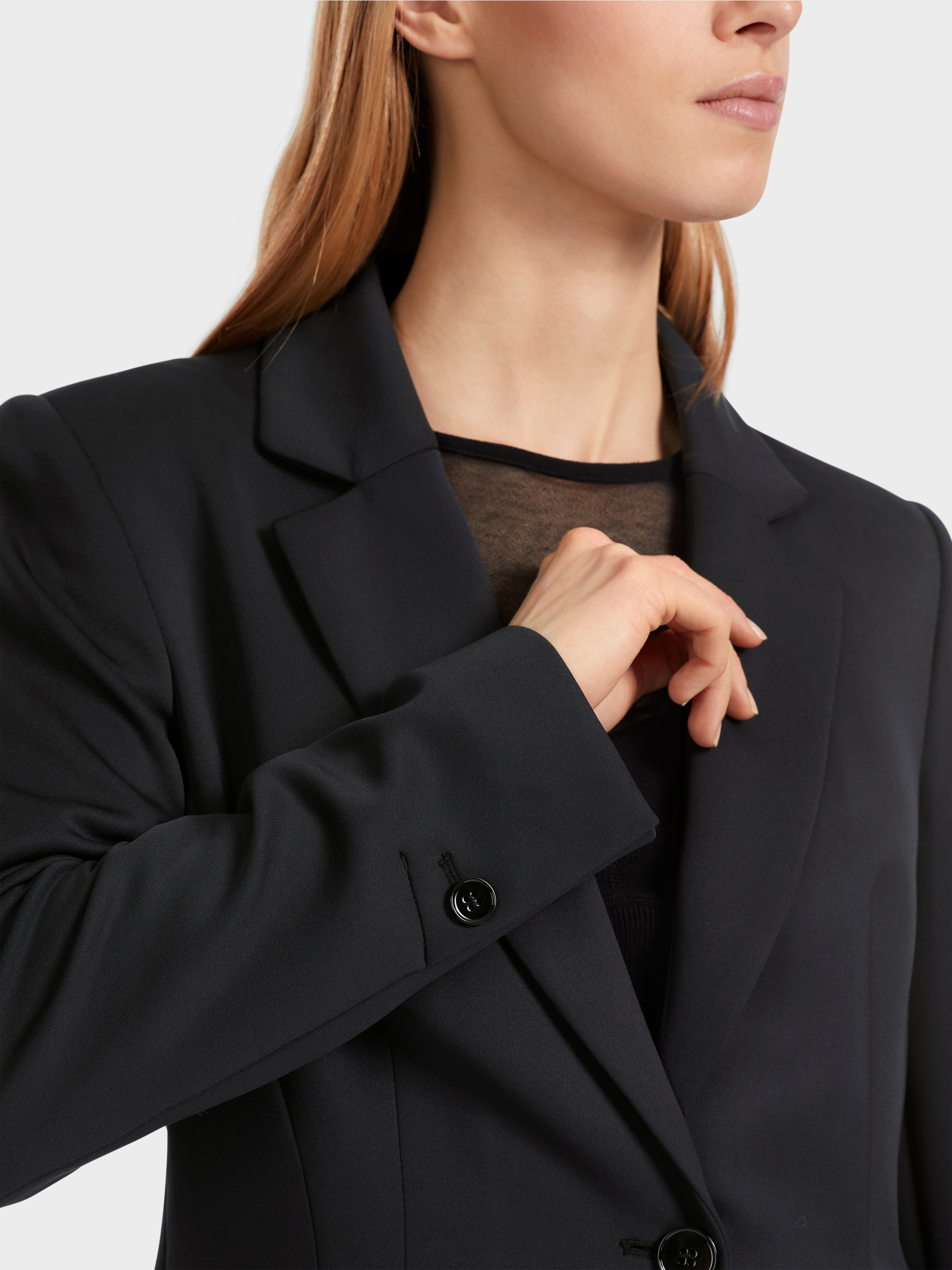 Figurnaher Blazer mit Ziertaschen | marc-cain.com/de